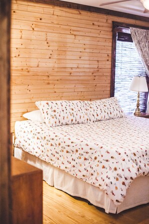 Casa de Campo Deluxe, 2 quartos, acessível, cozinha (With Roll In Shower) | 1 quarto, com mobília individualizada, secretária 