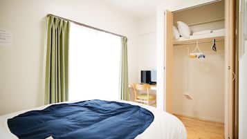 Quarto Duplo Básico | Secretária, cortinas/cortinados opacos, Wi-fi grátis