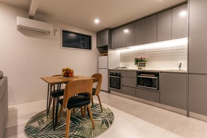 Geladeira grande, micro-ondas, fogão, cooktop