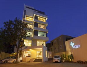 Fachada da propriedade à noite