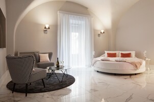 Suíte lua de mel, sacada, vista para a cidade | Roupas de cama premium, cofres nos quartos, escrivaninha