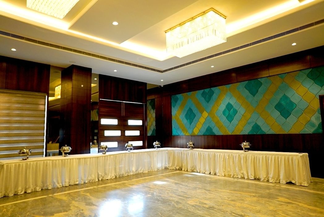 Uma sala de conferências com uma mesa comprida, várias cadeiras e um candelabro.