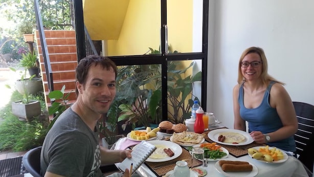 Uma mesa de jantar com diversos pratos, um caderno e uma caneta.