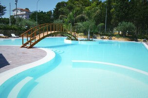 Piscina exterior sazonal, uma piscina transbordante, guarda-sóis 