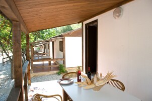 Bangalô clássico, 2 quartos, vista para o jardim, ao lado da piscina | Terraço/pátio