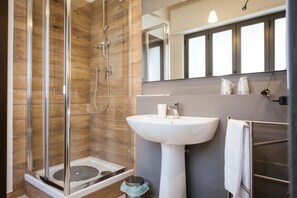 Quarto casal luxo, vista para a cidade | Banheiro | Chuveiro, produtos de toalete grátis, secador de cabelo, bidê