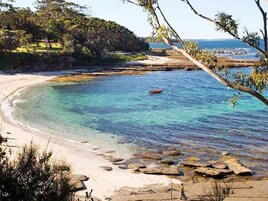 Perto da praia, guarda-sóis, toalhas de praia 