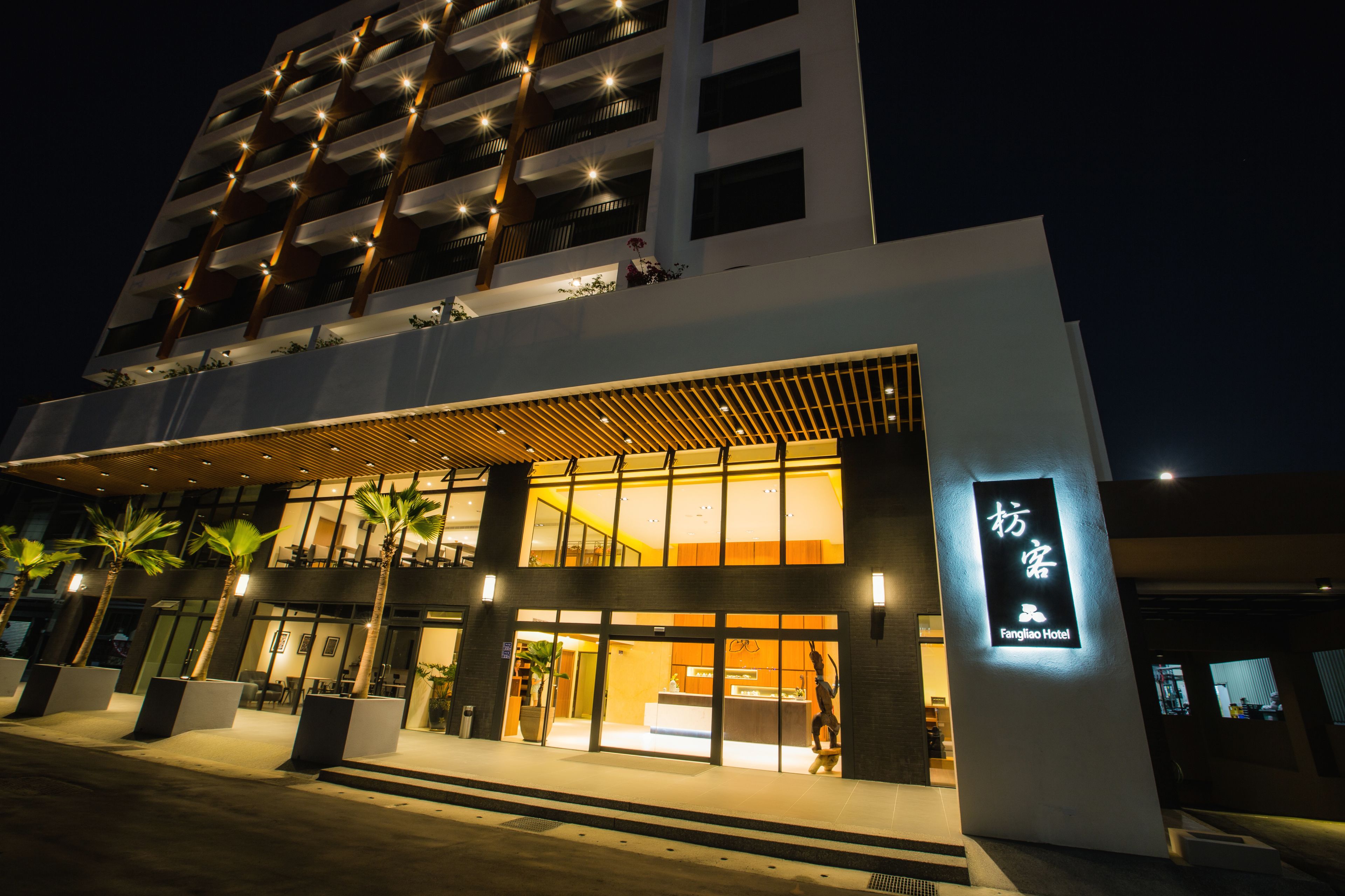 Fachada do alojamento (tarde/noite)