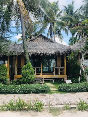 Bangalô, vista para a praia, de frente para a praia | Frigobar, escrivaninha, cortinas blackout, quartos à prova de som
