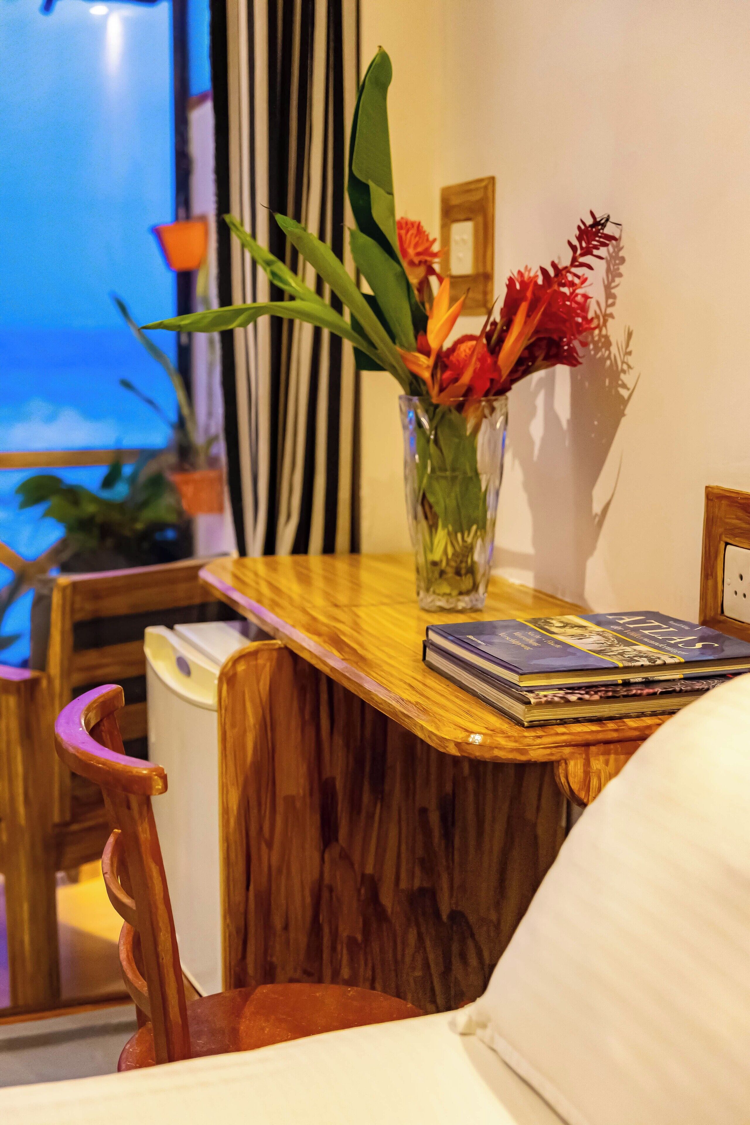 Quarto Duplo Deluxe, 1 cama king-size, vista para o oceano | Secretária, ferro/tábua de engomar, Wi-fi grátis 