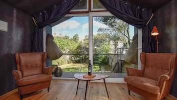 Bungalow Comfort, 1 cama queen-size, vista para o jardim, junto ao jardim | 1 quarto, cortinas/cortinados opacos, ferro/tábua de engomar