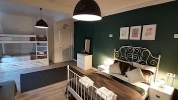 Quarto Quádruplo Familiar, casa de banho privativa | 1 quarto, cortinas/cortinados opacos, ferro/tábua de engomar