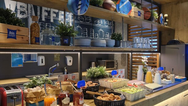 Um buffet de café da manhã com diversos alimentos e acompanhamentos.