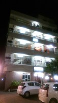Fachada do alojamento (tarde/noite)