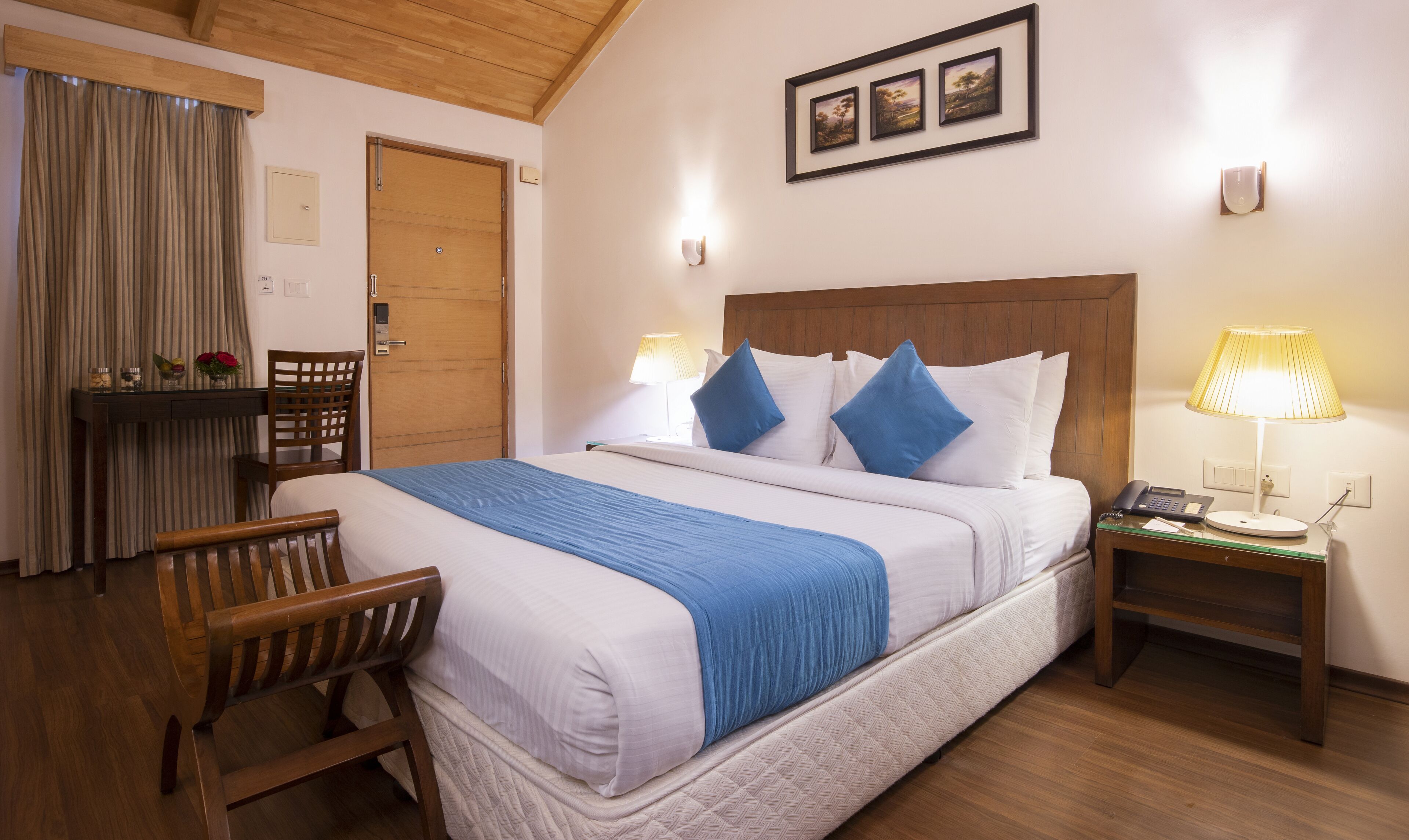 Quarto standard, 1 cama de casal | Cofres nos quartos, escrivaninha, quartos à prova de som