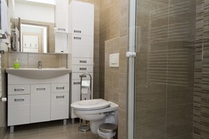 Quarto casal luxo, 1 cama Queen, vista para o pátio, no pátio | Banheiro | Chuveiro, secador de cabelo, toalhas de banho, sabonete