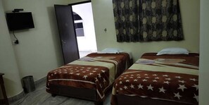 Quarto Standard | Roupa de alta qualidade, secretária 