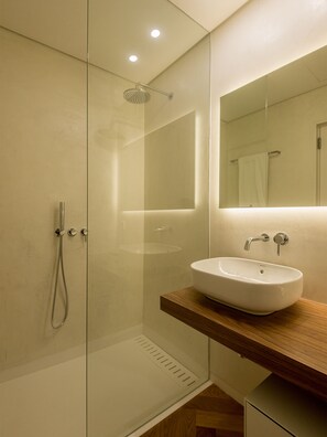 Duplex, 1 quarto, sacada | Banheiro | Chuveiro, produtos de toalete grátis, secador de cabelo 
