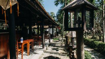 Pequenos-almoços, almoços, jantares servidos, cozinha local