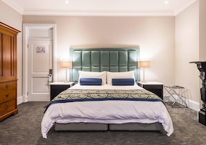 Quarto Superior | Cofre no quarto, secretária, cortinas/cortinados opacos