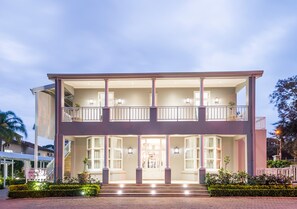 Fachada do alojamento (tarde/noite)