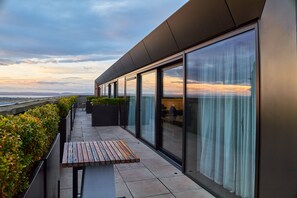 Deluxe One Bedroom Apartment with Balcony | Terraço/pátio interior