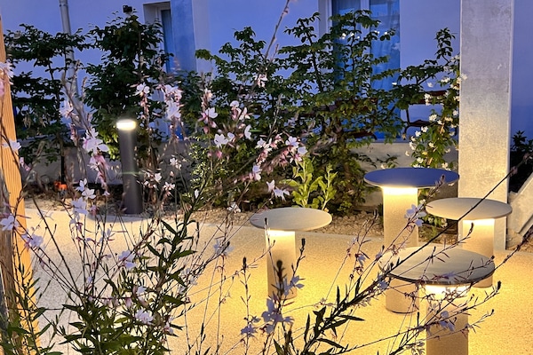 Fachada da propriedade à noite