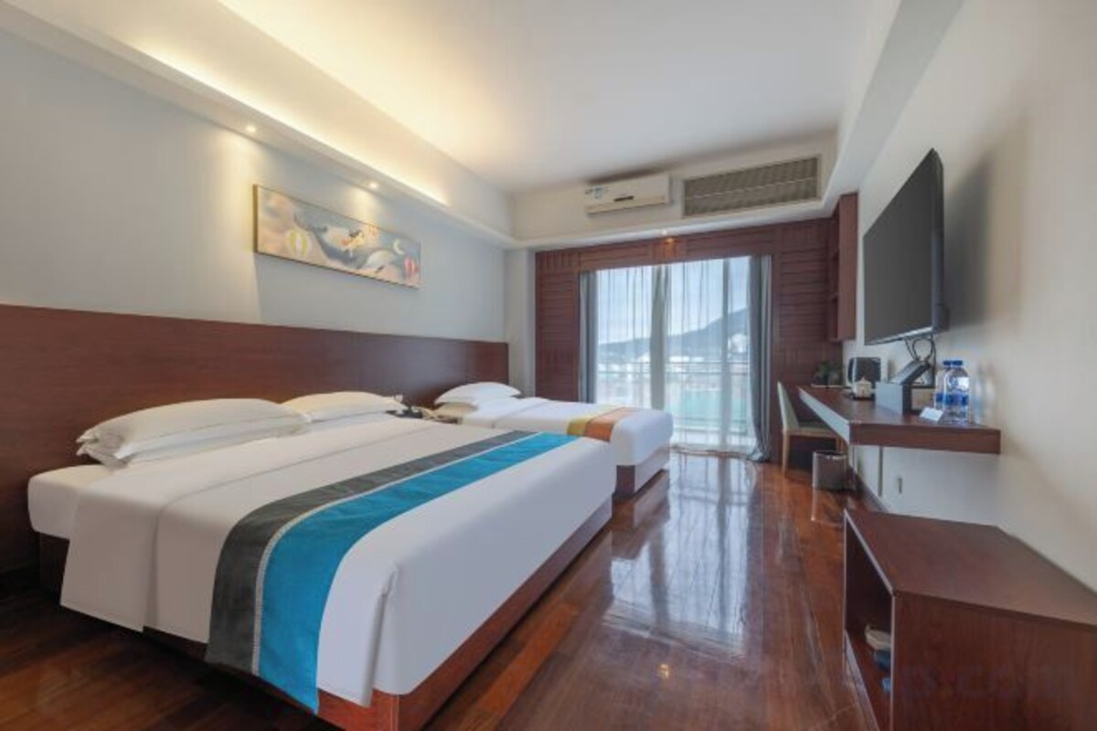 Family Twin Room(1 Queen Bed And 1 Single Bed)
