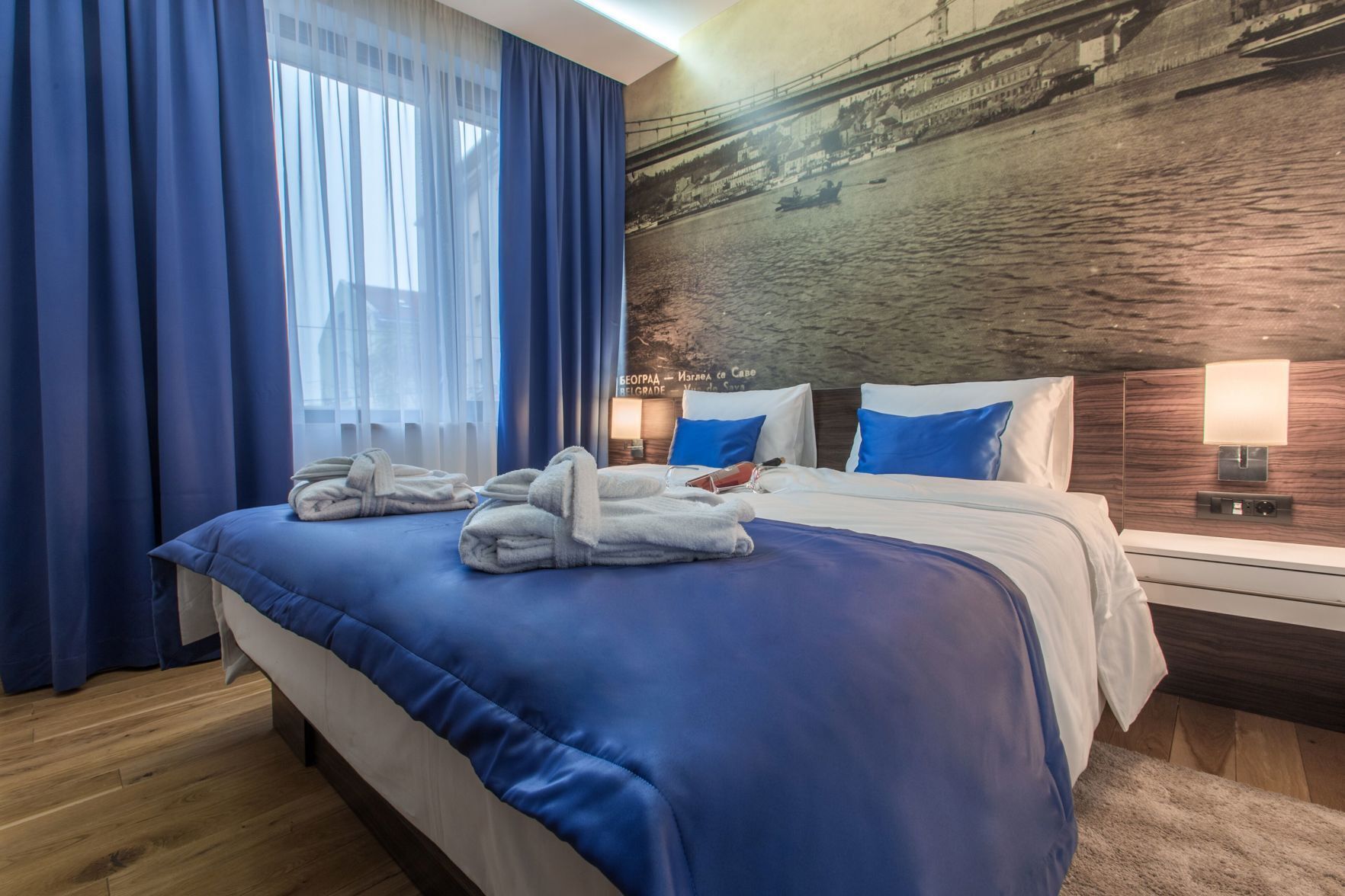 Minibar, cofre no quarto, secretária, quartos insonorizados 