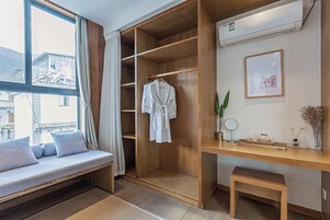 Quarto Duplo Deluxe, banheira, vista para a montanha | Sala | Televisor LED de 50 polegadas com canais por cabo, televisor 