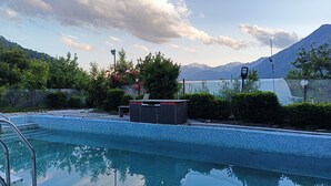 Piscina com vista para montanhas e um lago.