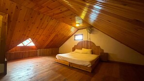 Cofre no quarto, com mobília individualizada, ferro/tábua de engomar