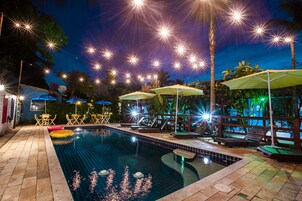 Piscina externa, espreguiçadeiras