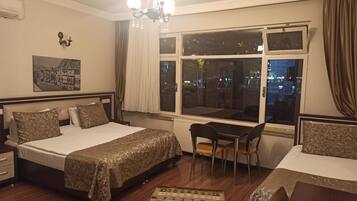 TRIPLE ROOM WITH RIVER VIEW | Roupas de cama premium, roupa de cama