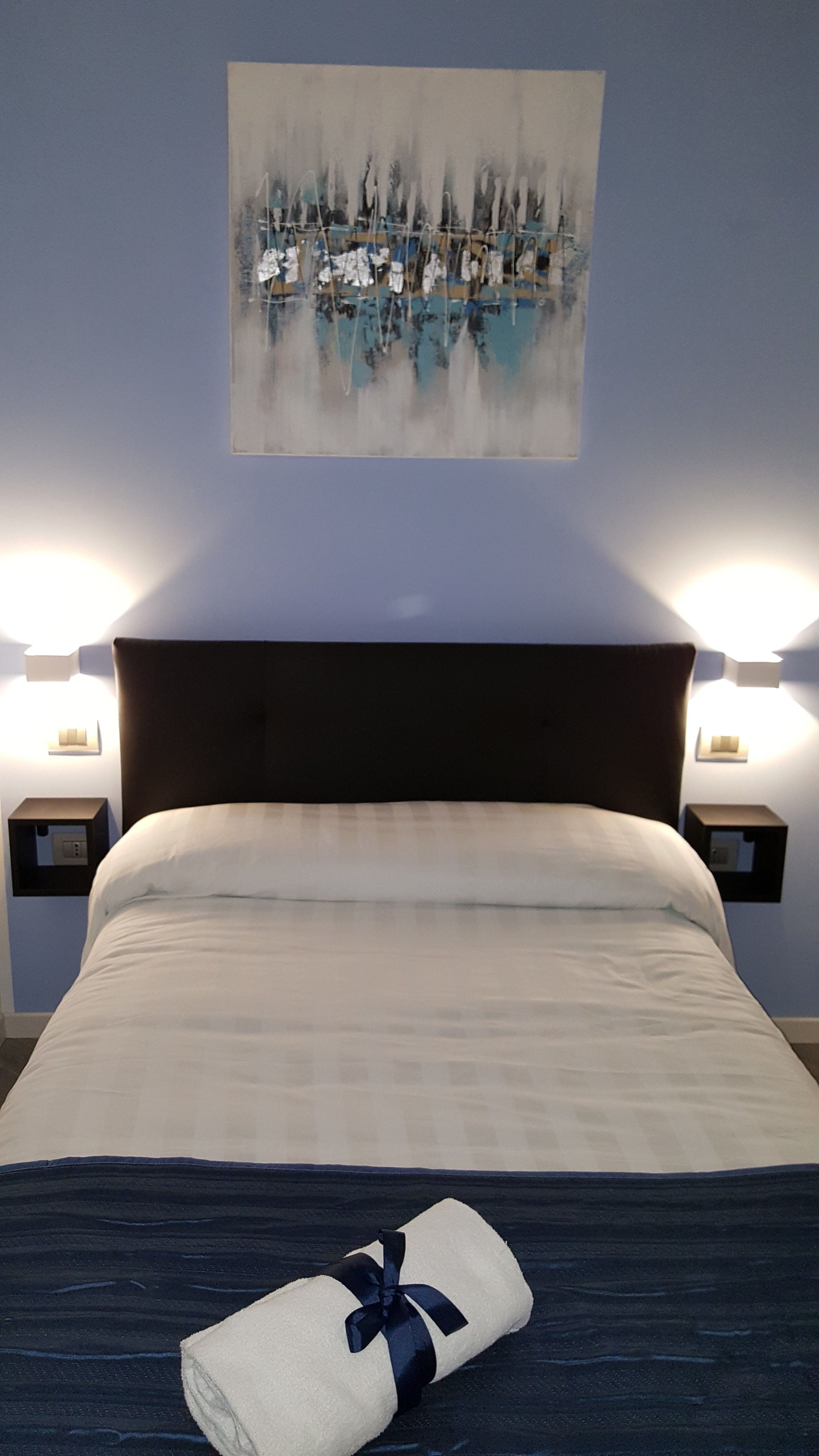 Quarto solteiro conforto, sacada | Roupas de cama premium, escrivaninha, quartos à prova de som