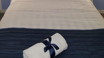 Quarto solteiro conforto, sacada | Roupas de cama premium, escrivaninha, quartos à prova de som