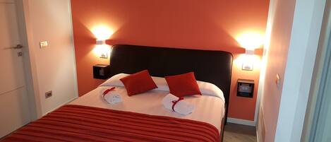 Quarto casal conforto, sacada | Roupas de cama premium, escrivaninha, quartos à prova de som