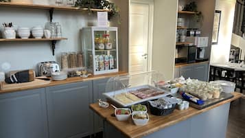 Café da manhã com buffet grátis todos os dias