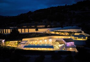 Piscina externa sazonal, piscina no terraço, guarda-sóis