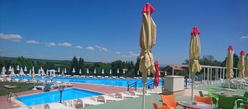 2 piscinas externas, barracas de cortesia, guarda-sóis