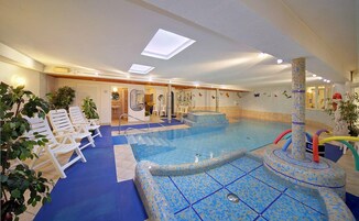 Piscina interior, espreguiçadeiras 