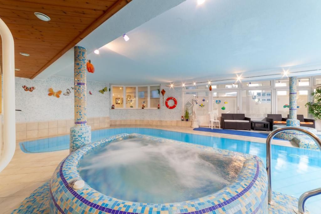 Piscina interior, espreguiçadeiras 