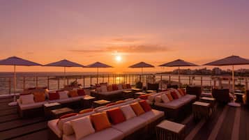 Este bar no terraço do hotel, com vista para o oceano
