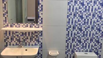 Um polibã, artigos de higiene pessoal grátis, toalhas fornecidas