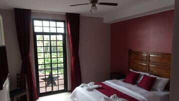 Secretária, ferro/tábua de engomar, Wi-fi grátis