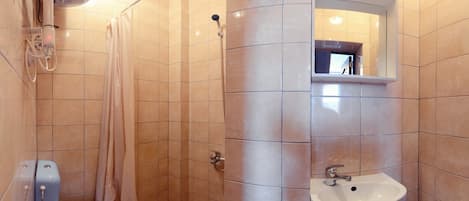 Apartamento conforto | Banheiro | Chuveiro, produtos de toalete grátis, toalhas de banho