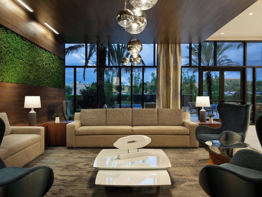 Este bar no lobby do hotel, com vista para a piscina