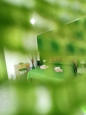 Quarto com uma cama, uma escrivaninha e uma cadeira.