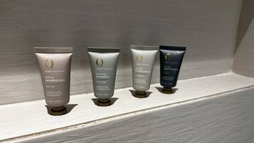 Quatro produtos de cuidados com a pele numa prateleira.