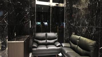 Área de estar no saguão